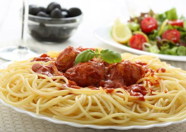 Spaghete cu chiftelute de pui si sos | Retete si Gust