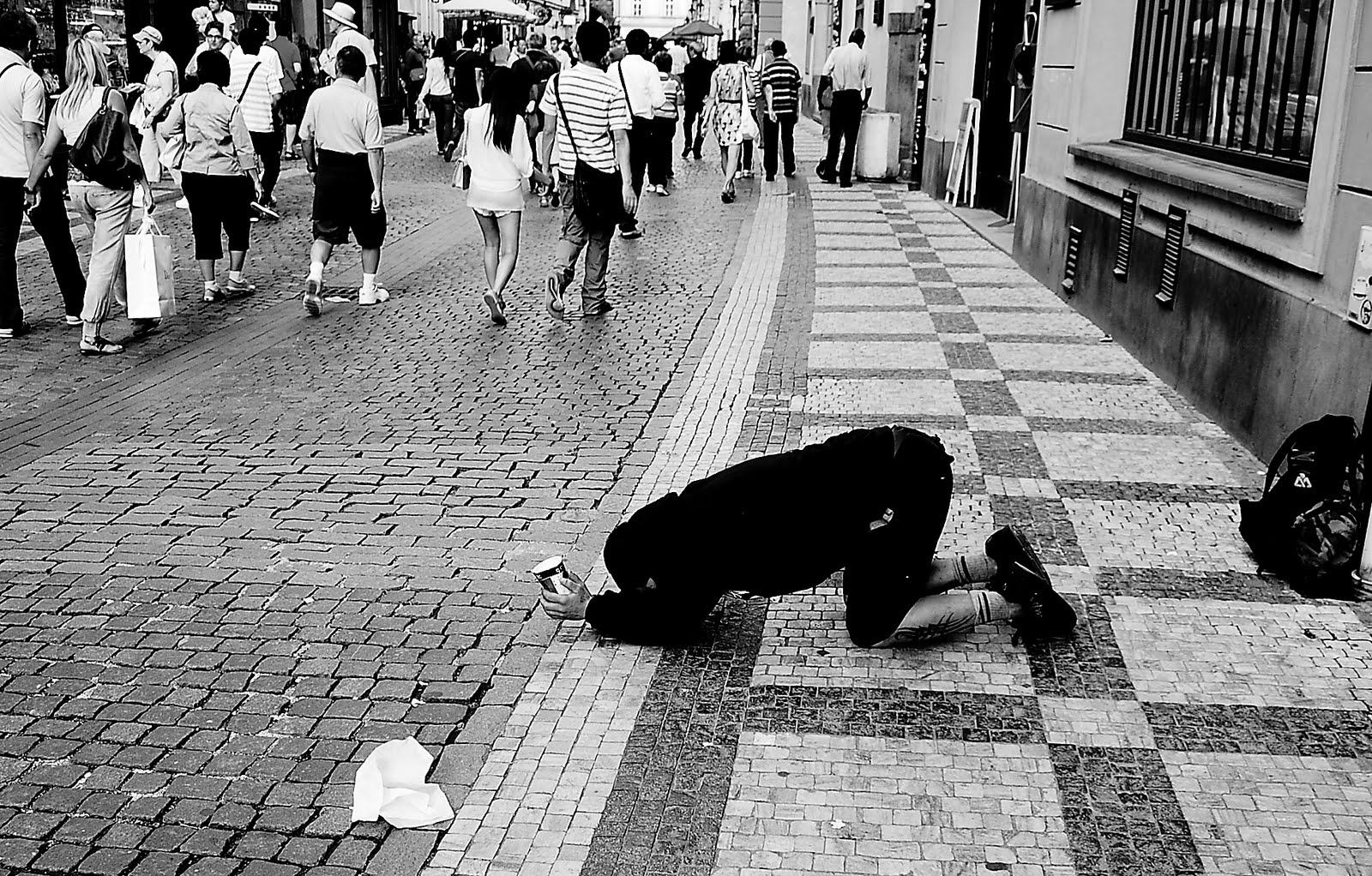MI TRIBUNA: Humillante actitud y postura de los mendigos en las calles ...