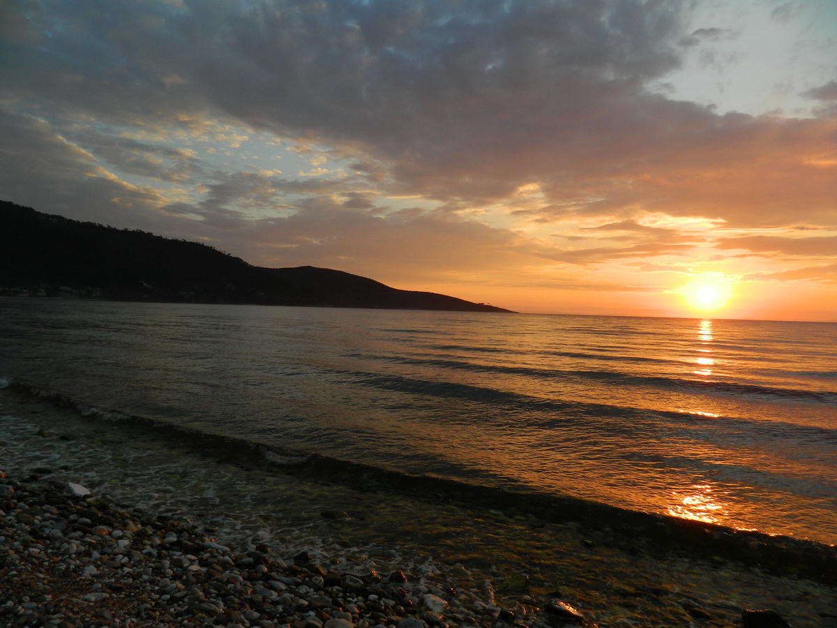 LA MULTI ANI, ROMANIA!: Rasarit