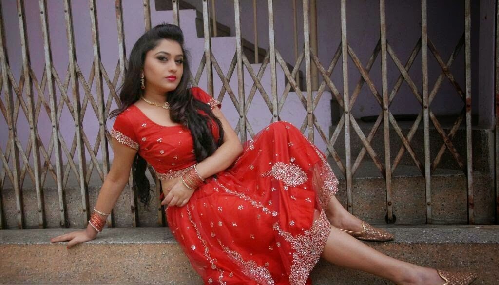 Actress Ramya Barna Spicy Navel Show Stills - Cine Gallery