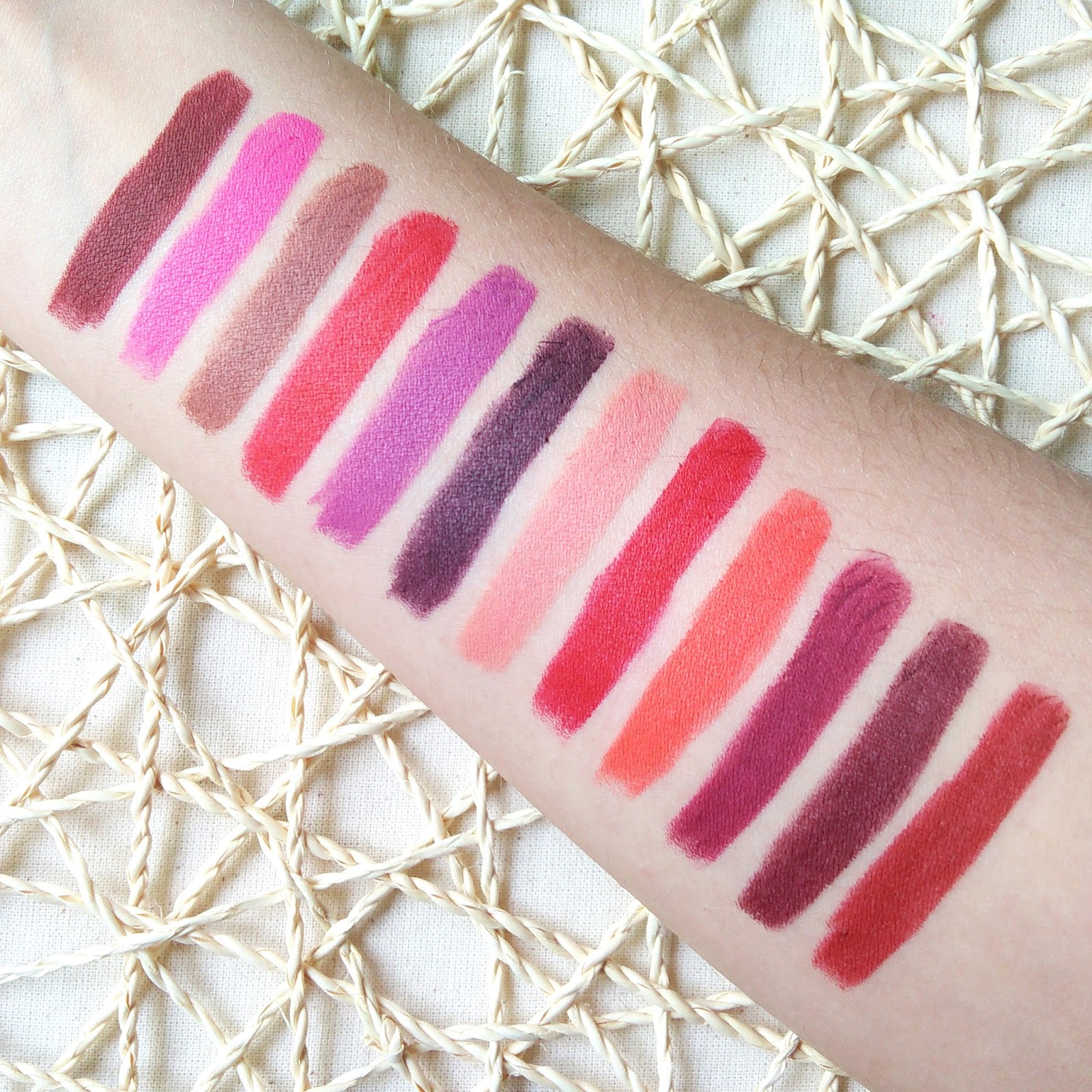 REVIEW | LABIALES FULL THROTTLE DE NYX - Daphne's Black Liner