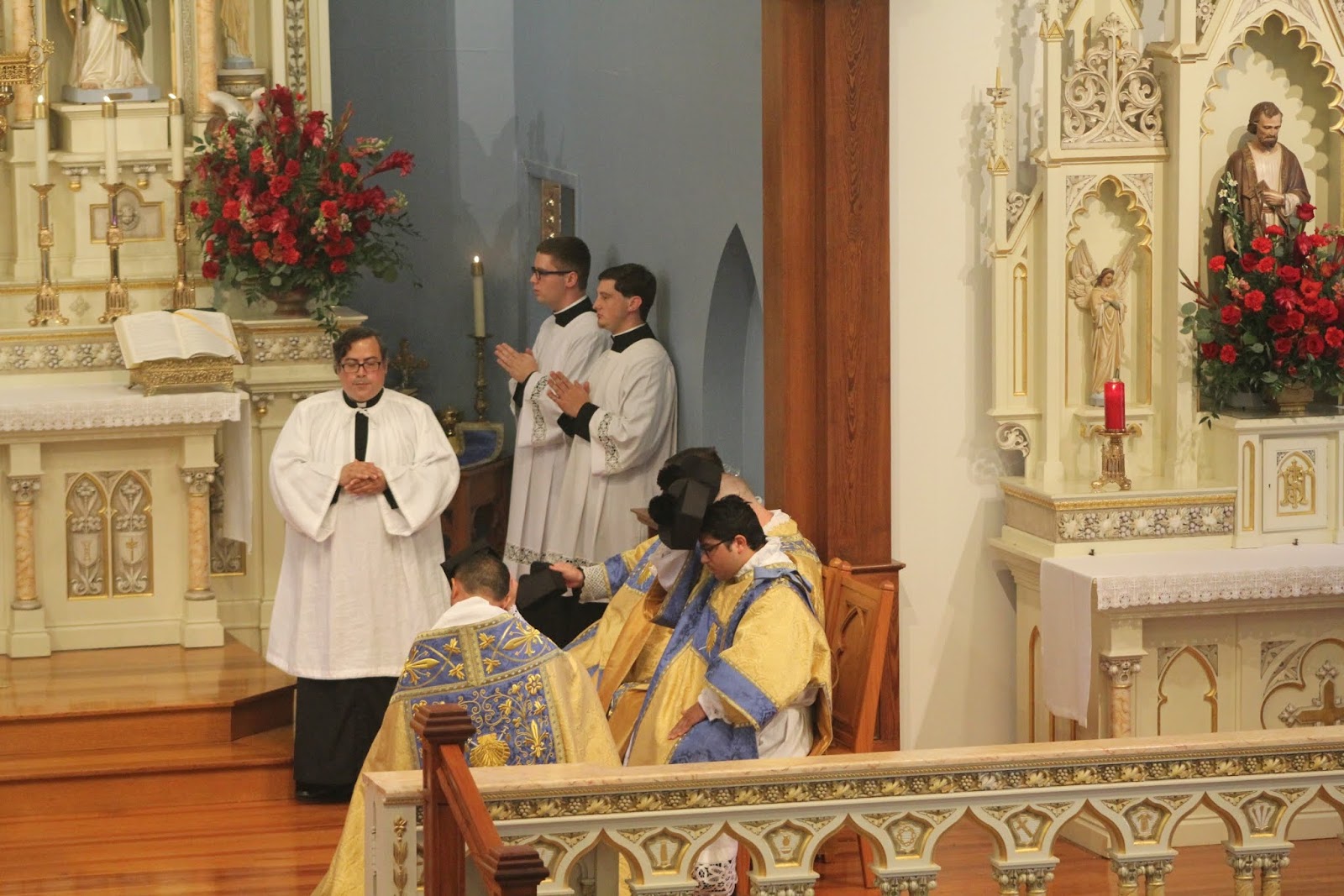 New Liturgical Movement: Photos of a New Priest’s First Mass