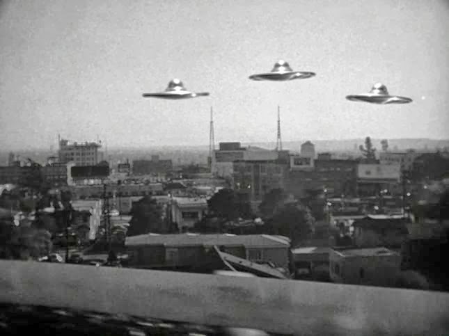 Cinefilia. Críticas. Historia del Cine.: Crítica: 'Plan 9 del espacio ... Cinefilia. Críticas. Historia del Cine.: Crítica: 'Plan 9 del espacio ...