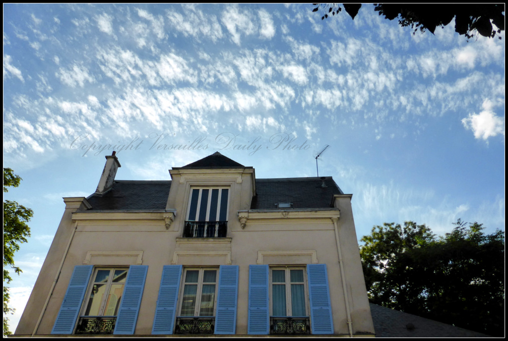 VersaillesDailyPhoto blog: Le ciel et les volets bleus