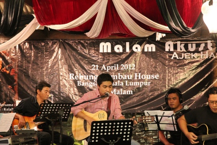 Ajek Hassan: Penyanyi ‘Pemalu’ Yang Ditonton Jutaan Peminat Di Youtube ...