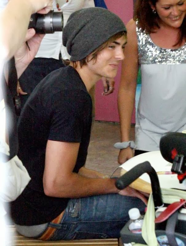 Celeb Saggers: SAGGER OF THE YEAR #4: Zac Efron Sagging Collection