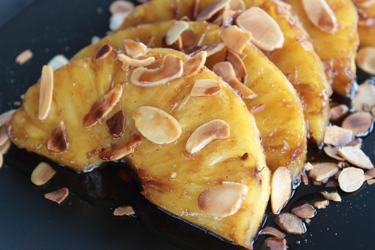 Piña caramelizada con almendras