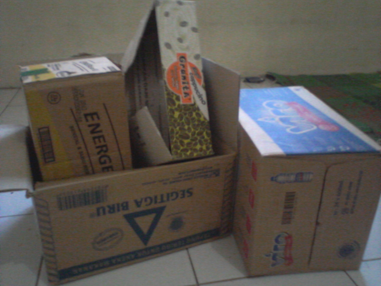 KREATIF: buat rak buku dari kardus