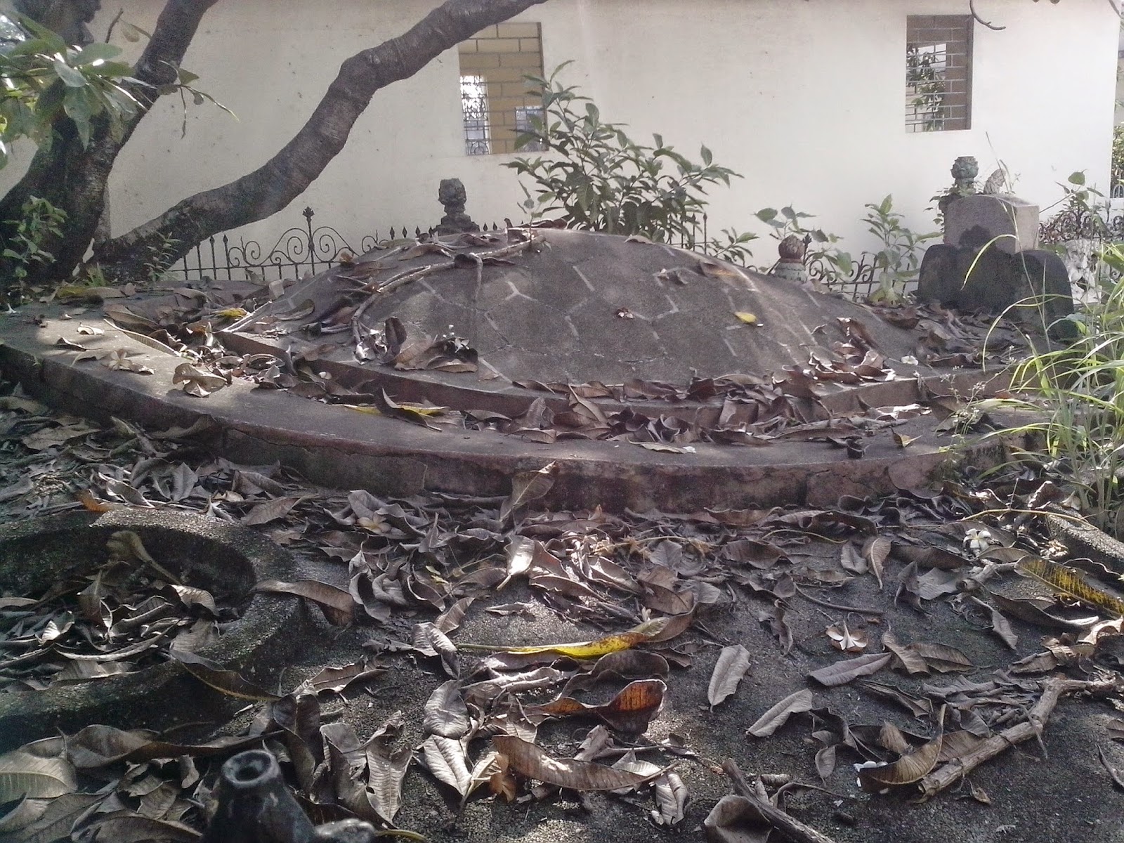 Random Thoughts: Manila Chinese Cemetery... It's not just a cemetery ...