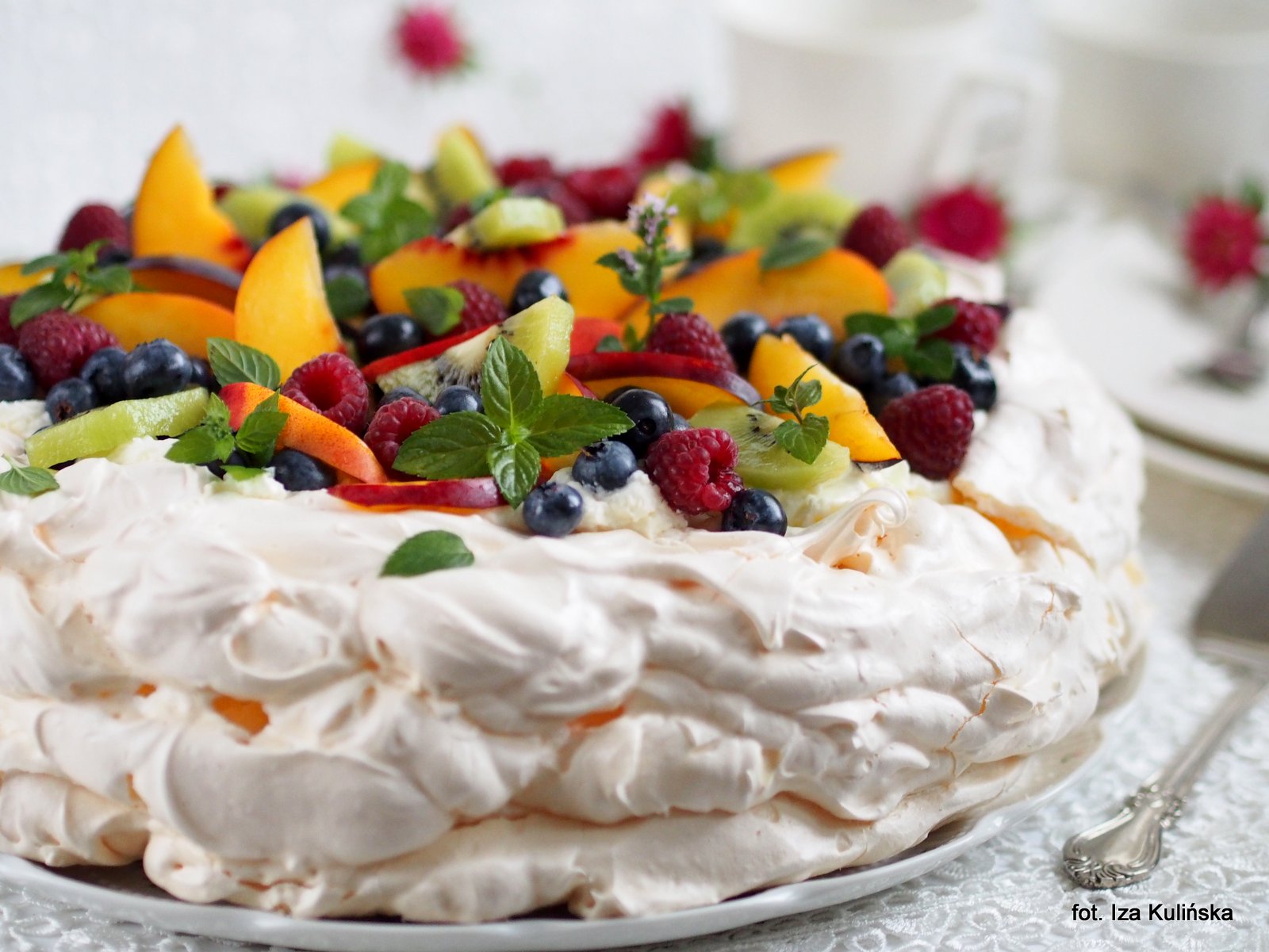 Jej Puszystość Beza Pavlovej - Tort bezowy z bitą śmietaną i świeżymi ...