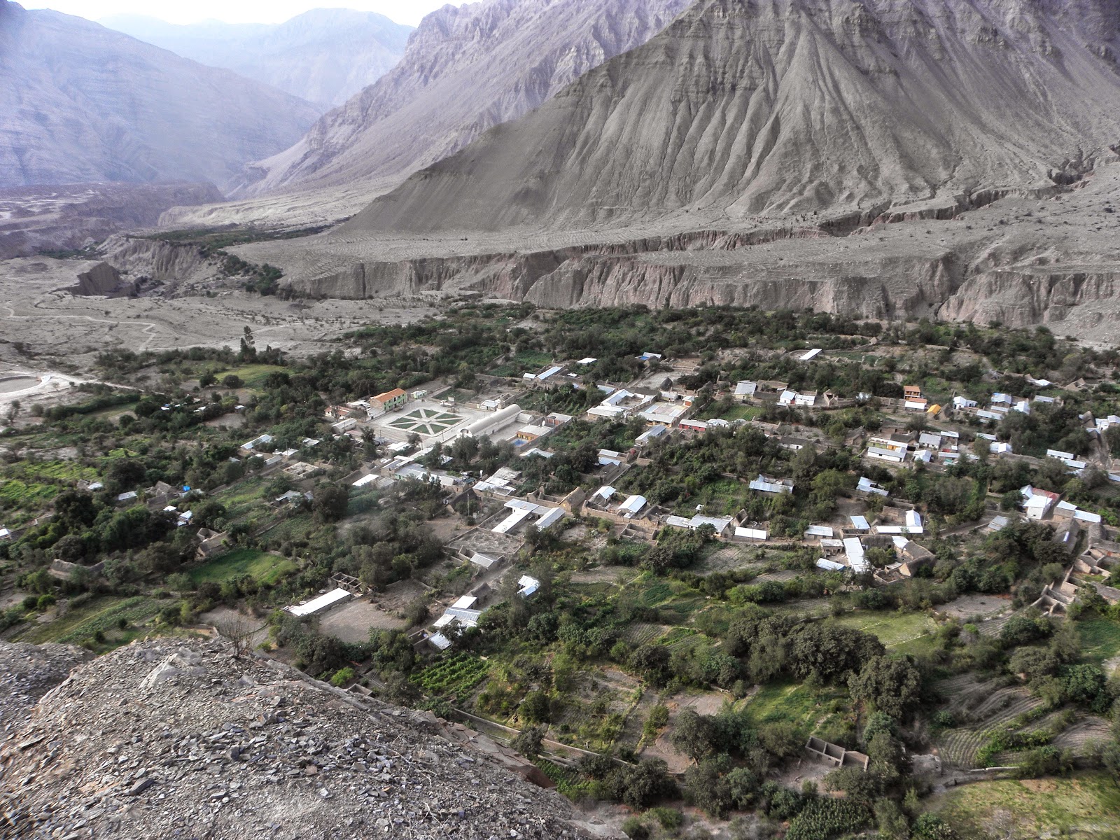 VALLE DE LOS VOLCANES: DISTRITO DE AYO: UN PUEBLO SENTADO EN UN BANCO ...