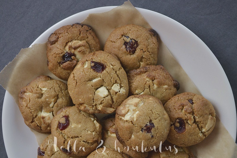 Hella & houkutus: Ihan parhaat valkosuklaa-karpalo cookiet