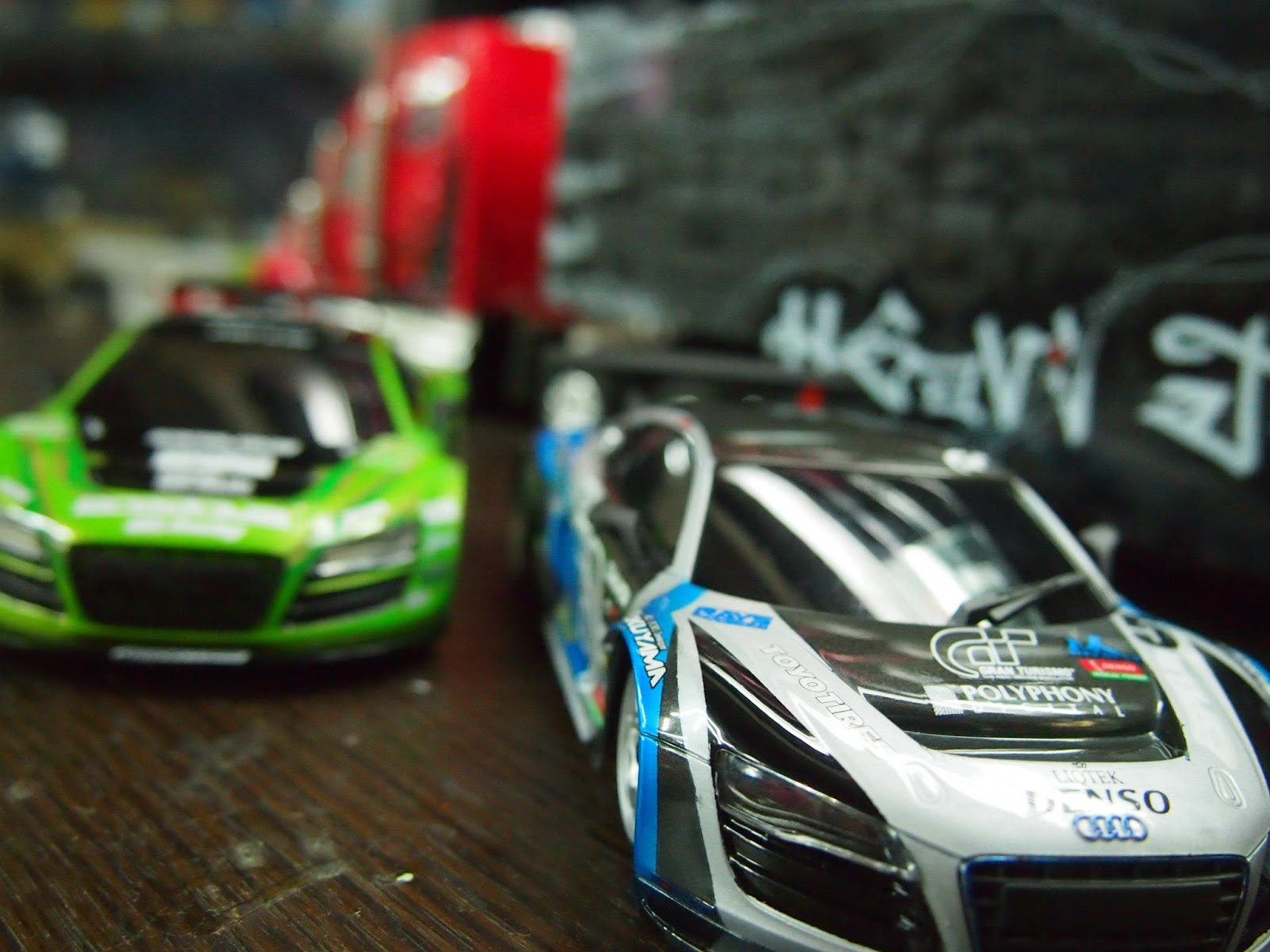 KYOSHOSAN: Two Beautifully Painted Mini-Z Audi R8 LMS