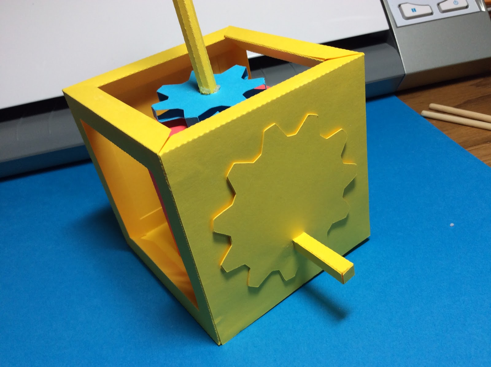 Papercrafts and other fun things: Square Gear Box