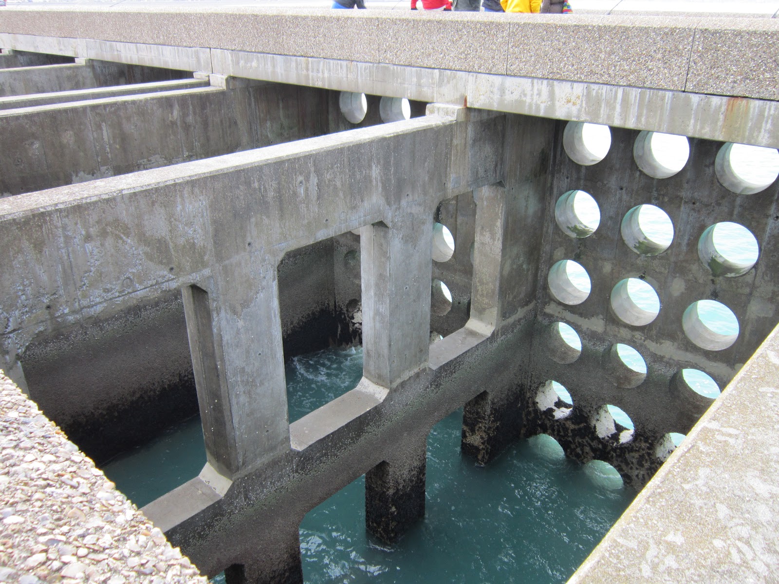 GigaShow: Une digue maritime percée anti-vague [ça marche]