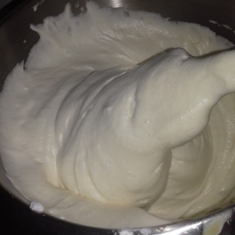 Rulada alba cu crema de unt cu bezea italiana si caramel