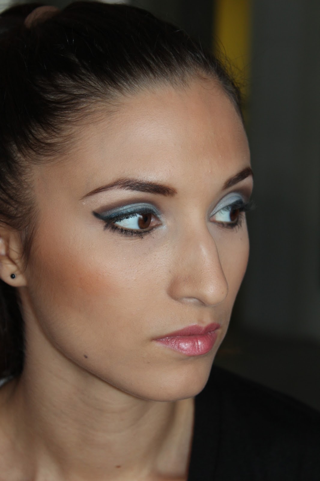 TheBeautyQue The 60 s Make Up