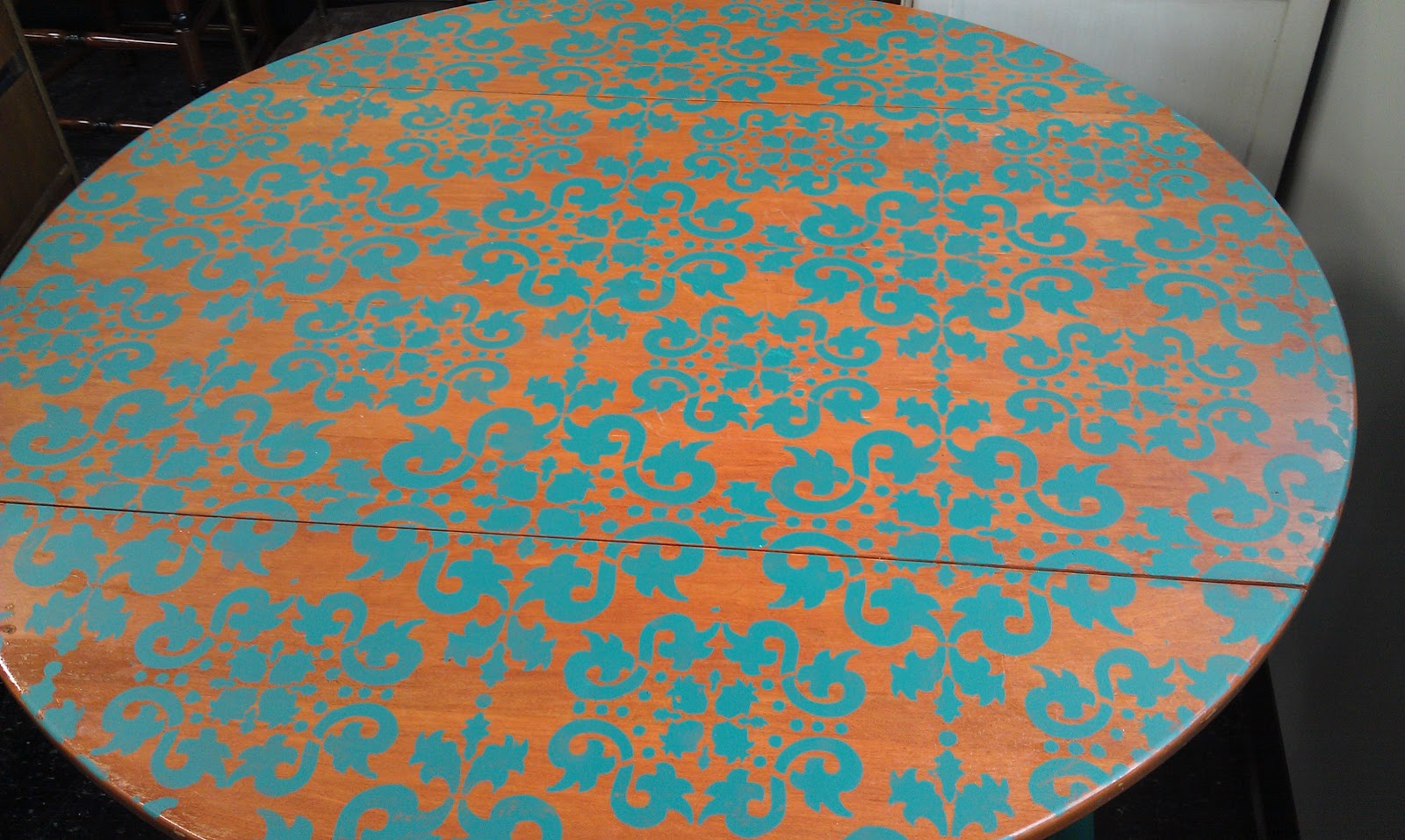 Galeria CTR: Stenciled Kitchen Table Upcycle