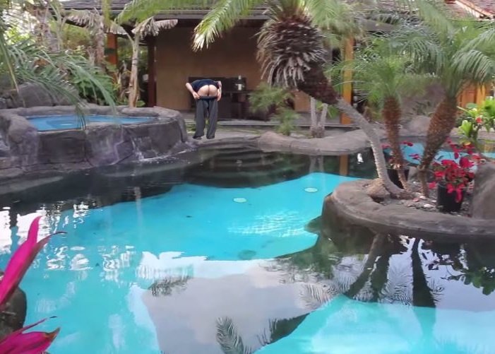 Diogenes' Middle Finger: The Notorious WH Photo-bomber Captured Mooning ...