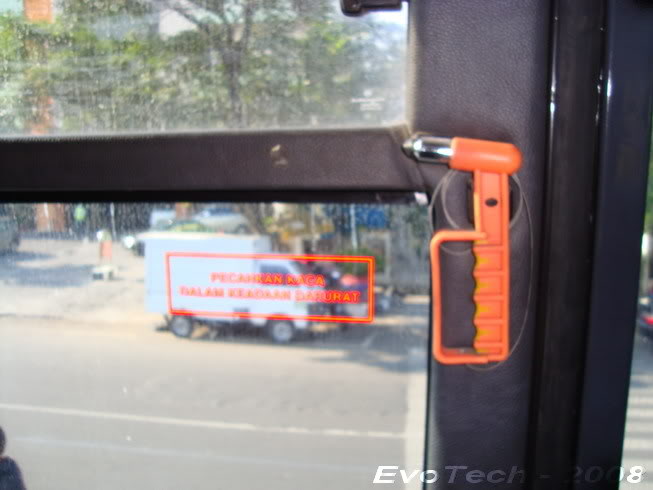 CORETAN SEDERHANA: PALU AJAIB DI DALAM BUS