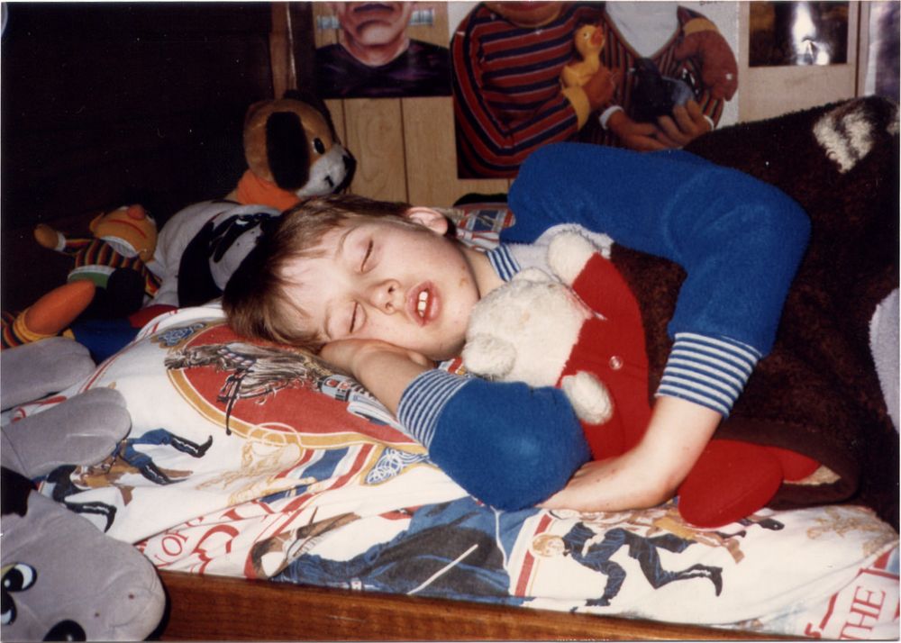 So Many Posters! 40 Vintage Pictures Showing Teenage Bedrooms in the ...