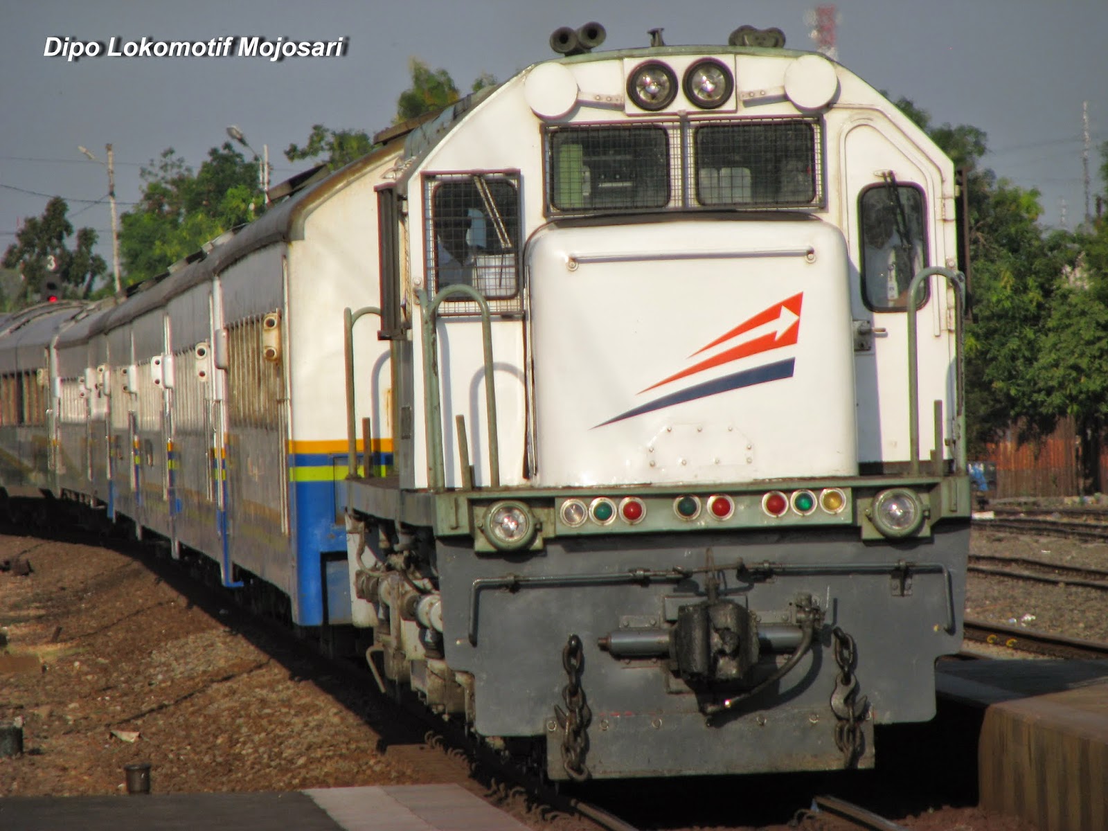 Kereta Api Indonesia: Sancaka Sore Yogyakarta Dengan Lokomotif Seri ...