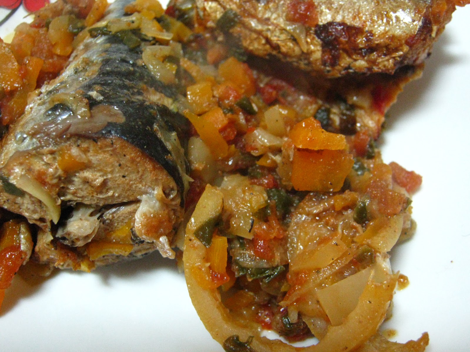 Retete de mancaruri: Macrou cu legume la cuptor