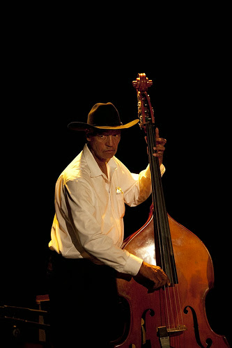 NOTICIAS Y EFEMERIDES MUSICALES Y DEL CINE: MUERE EL CONTRABAJISTA DE ...