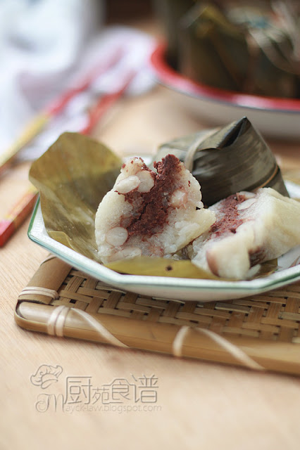 厨苑食谱: 紫米豆沙粽 【Dual Coloured Red Bean paste Dumplings】