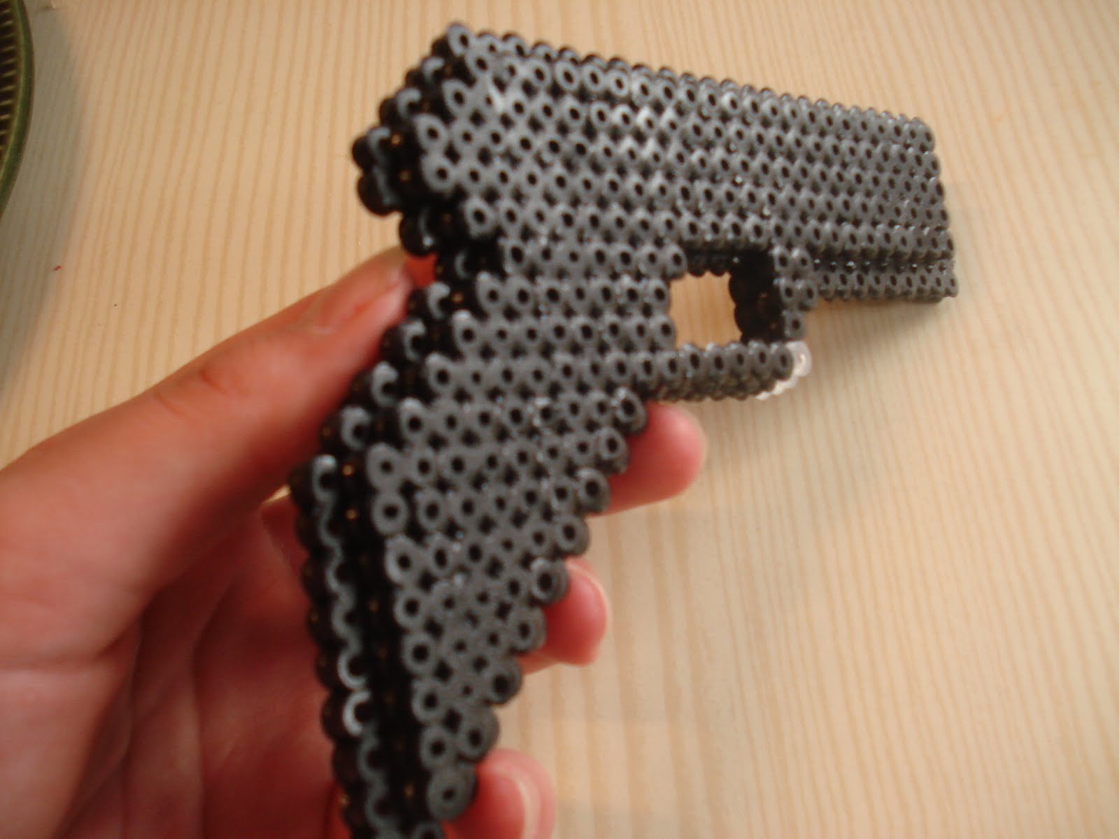 Mustaschbruden - att skapa är att leva: Pistol