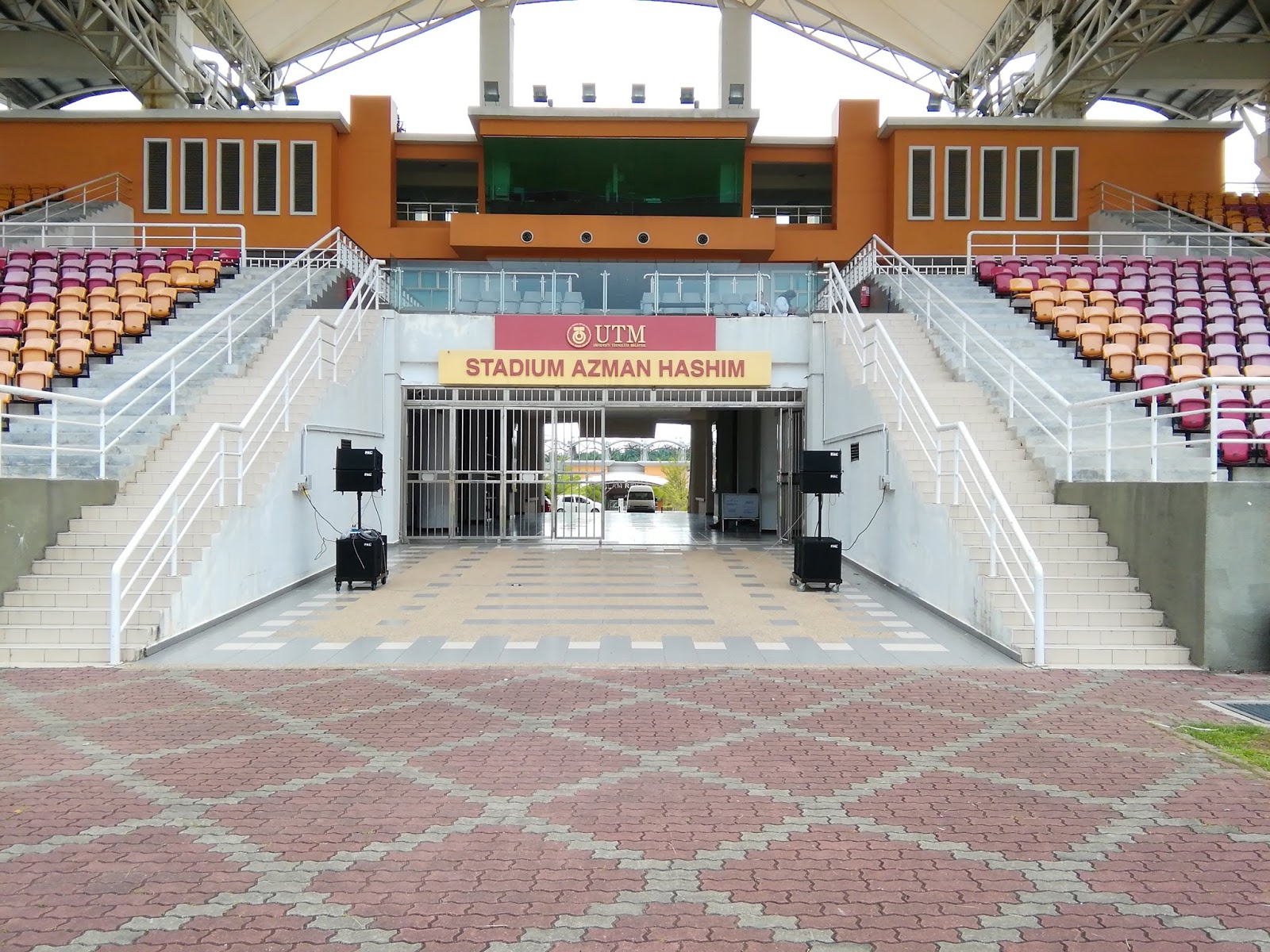 Khidmat pemasangan speaker baharu di Stadium UTM Skudai.