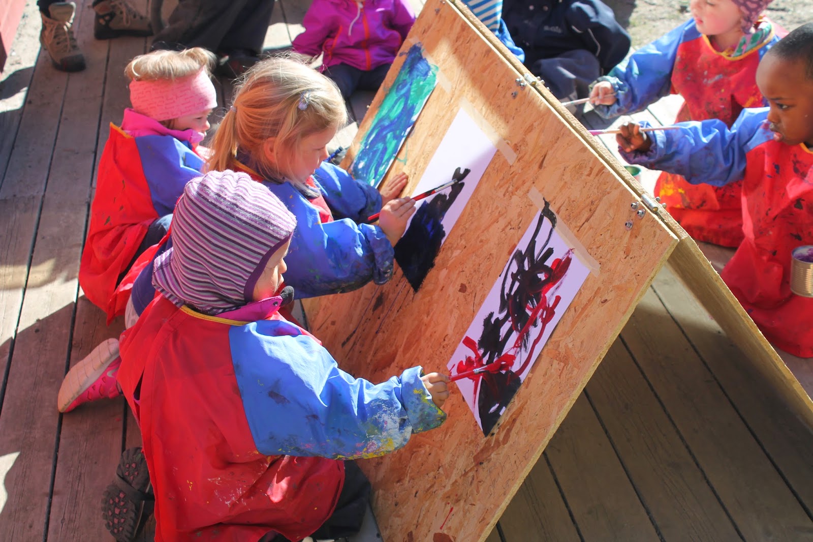 Kreativ maleaktivitet på staffeli ute