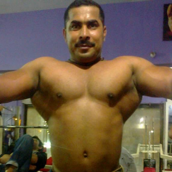 world bodybuilders pictures: karachi bodybuilder fayyaz