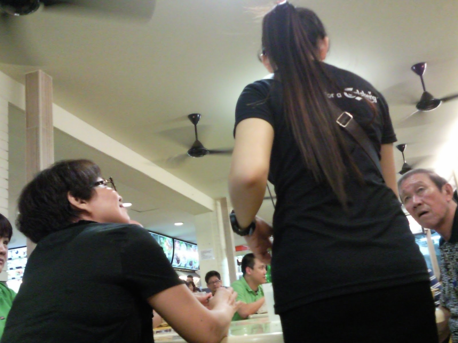 A Day In SG: Cute Beer Lady at Jurong West Coffeshop