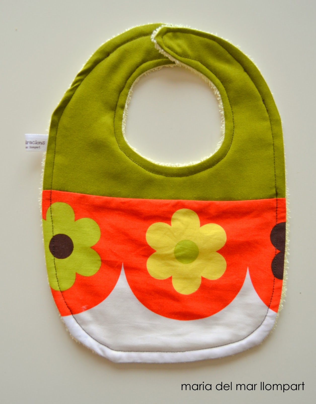 777 Inspiracions: PITET FLORS- babero flores
