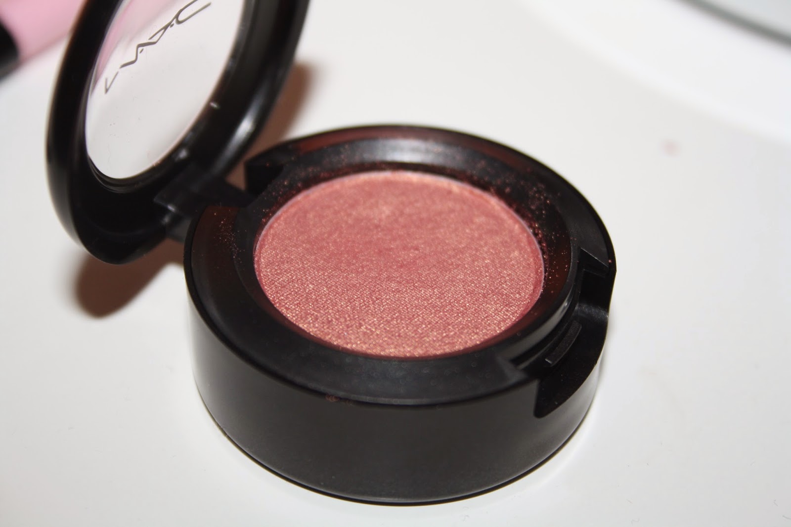 REVIEW: MAC EYESHADOW EXPENSIVE PINK - PRETTY YOUNG THING