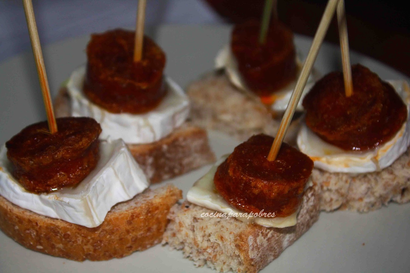 Pincho de chorizo y queso de cabra