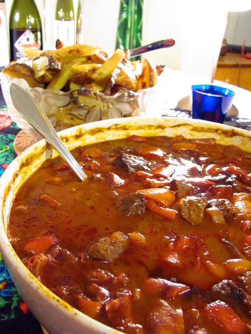 Gulassi - paprikainen lihapata Unkarin ja Romanian punaviinien kanssa ...