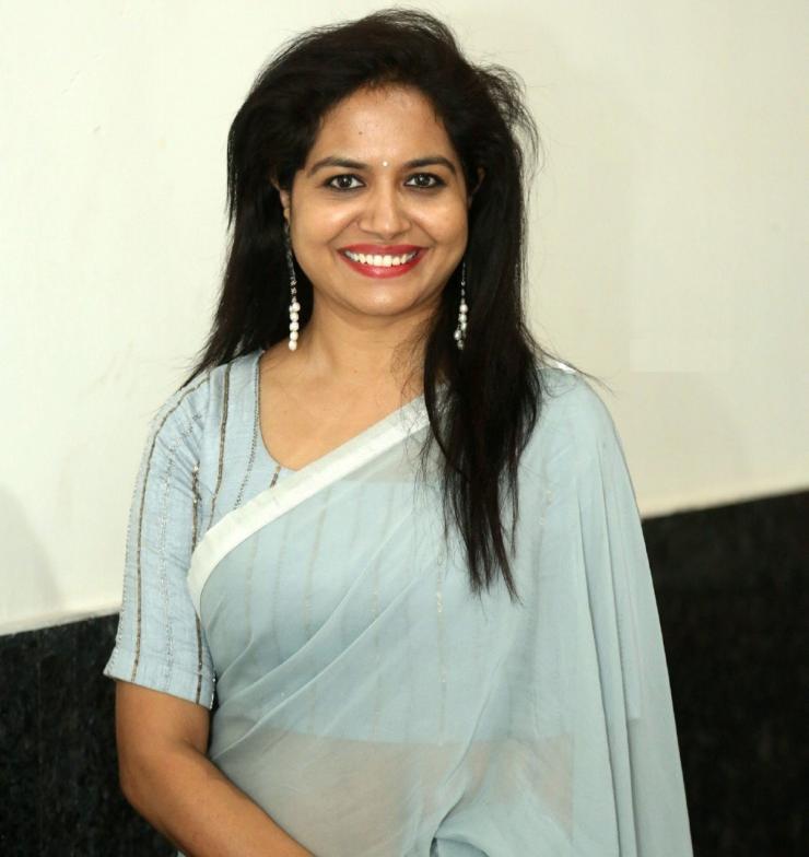 Tollywood Singer Sunitha In Blue Saree Savyasachi Pre-release Event ...