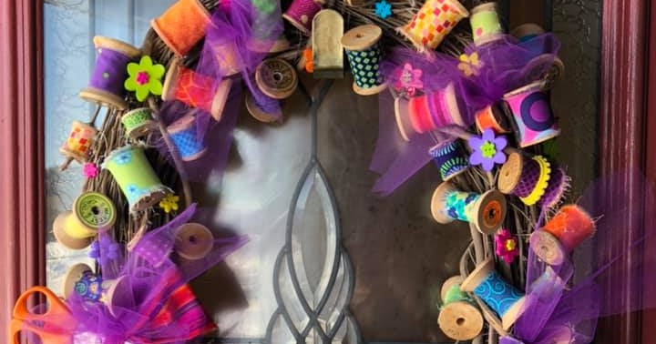 KeepsakeSewing: Wooden Spool Wreath