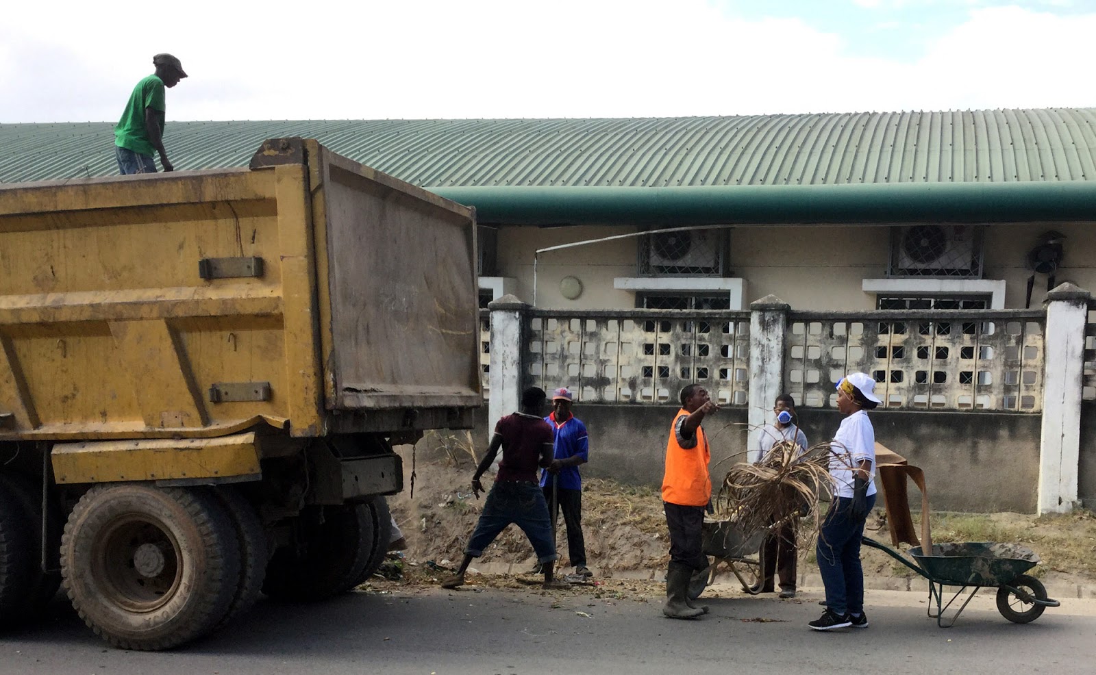 DAWASCO WAFANYA USAFI WA MAZINGIRA KATIKA UTEKELEZAJI WA USAFI KILA ...