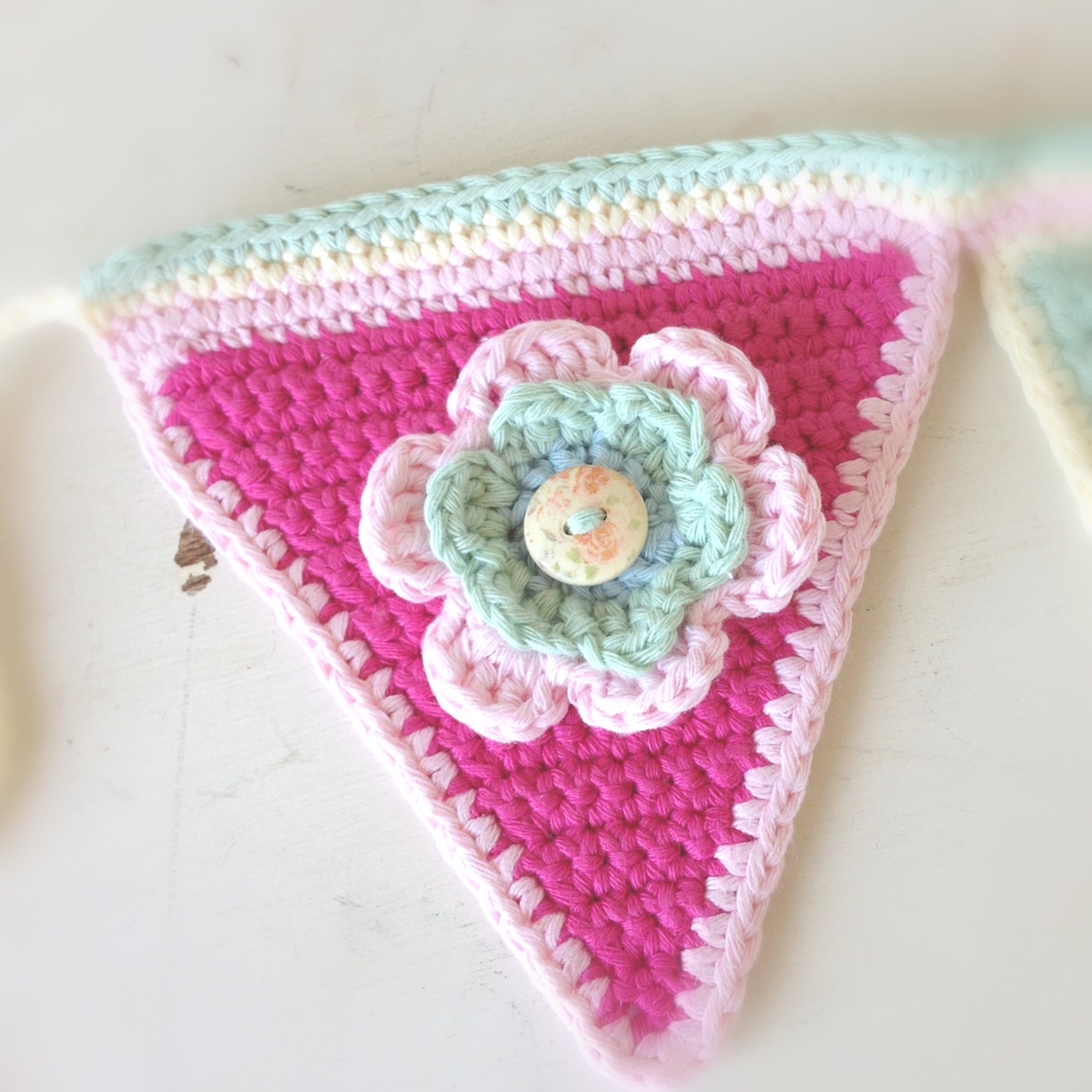 A World of Imagination: Summery Crochet Bunting..........
