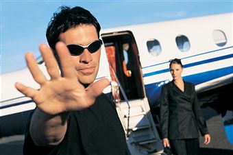 Hati-Hati Menggunakan Gestur Tangan di Negara Asing | M E N E R U S K A N