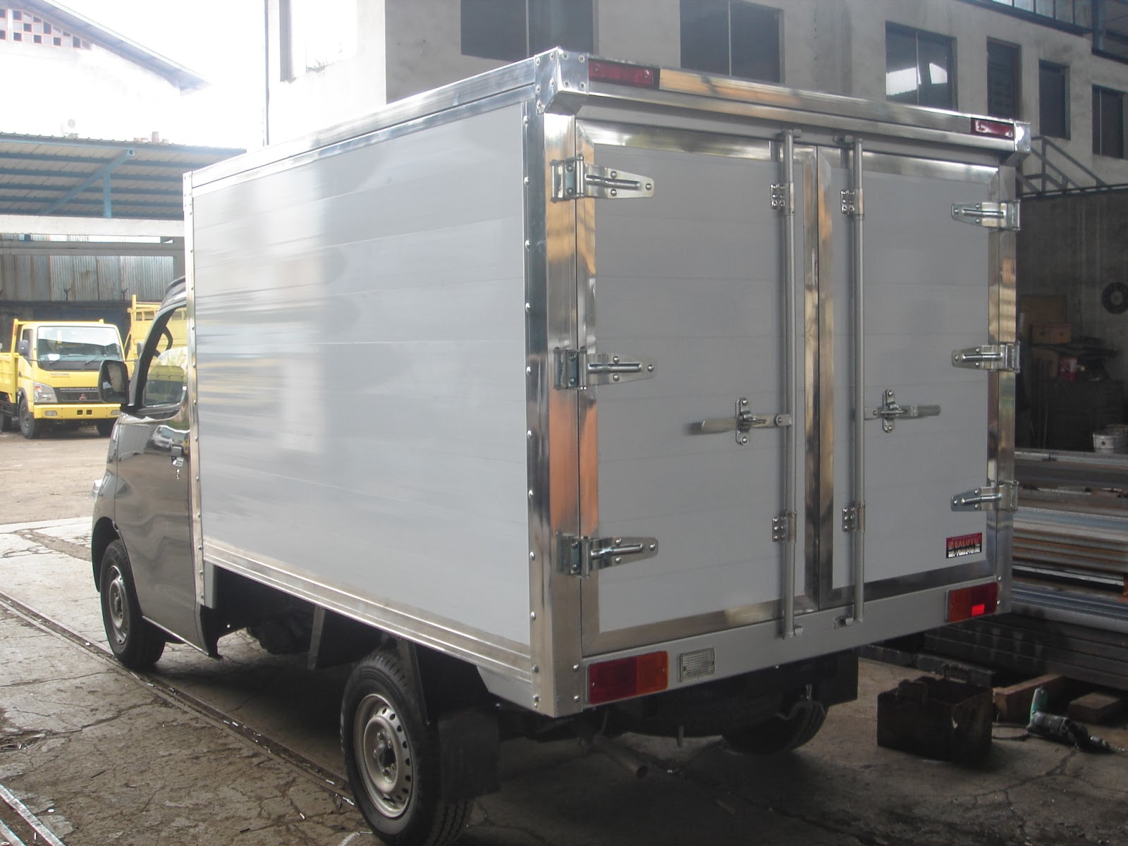 SALUYU KAROSERI: Full Box Aluminium Standard ( Tanpa Pintu Samping ...
