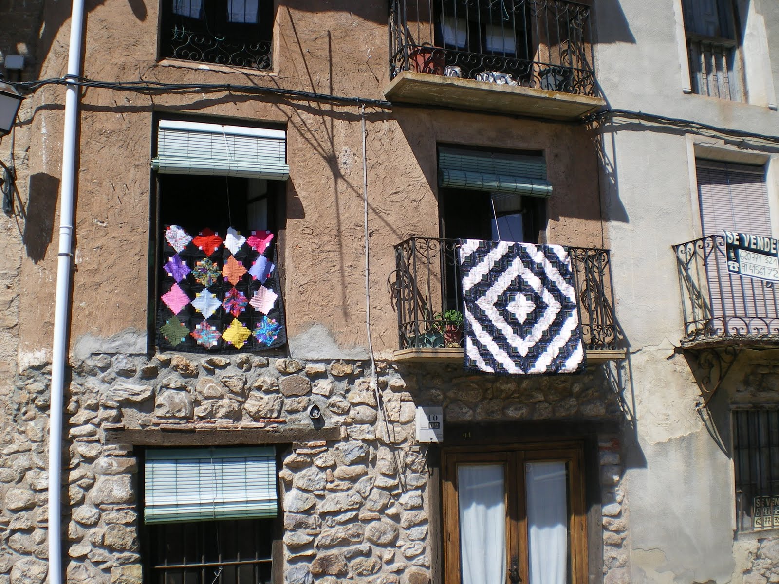 Almazuelas con telas y colores: ALMAZUELAS COLGADAS