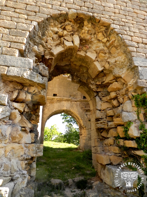 LA FRANCE MEDIEVALE: SABRAN (30) - Château-fort