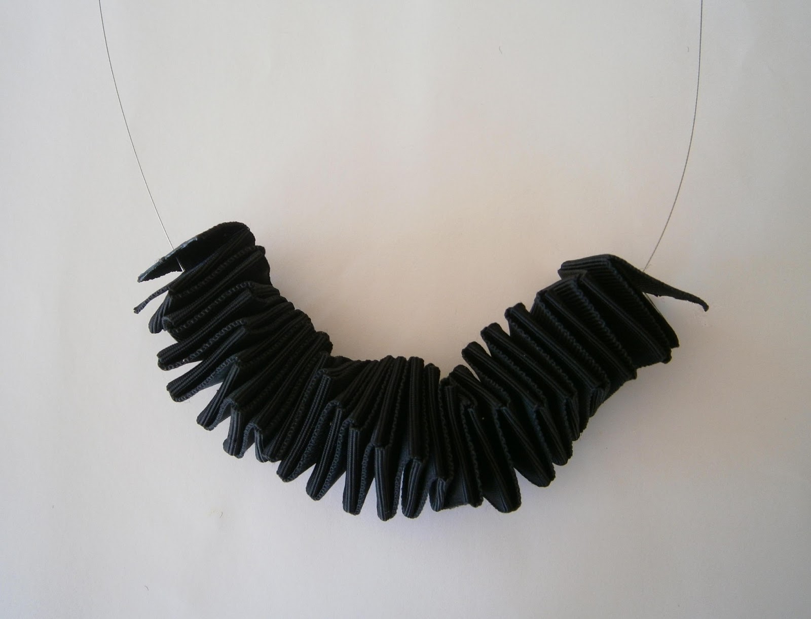 Mlle.Brico: DIY | Accordion Ribbon Necklace