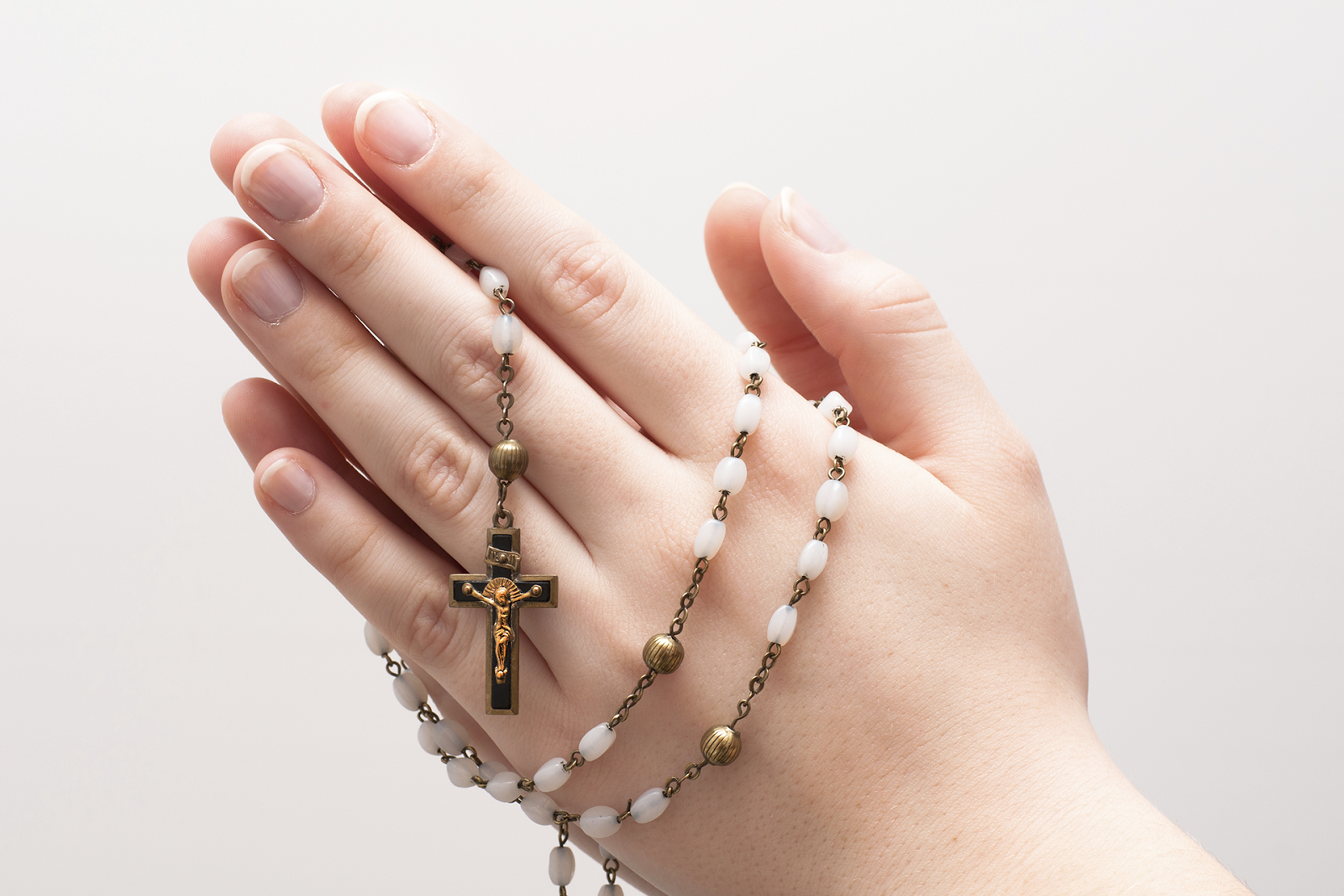 Diferença entre rezar e orar? - Esplendor da verdade Católica