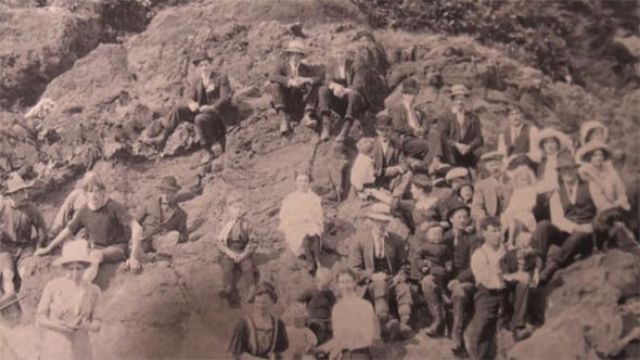 This Bizarre Photograph From 1917 Depicts a Time Traveler? ~ Vintage ...