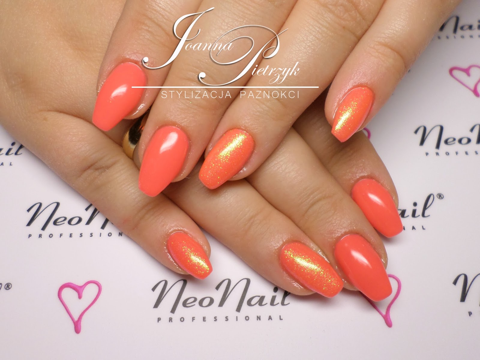 Stylizacja paznokci: kwadraty z syrenką i neonek